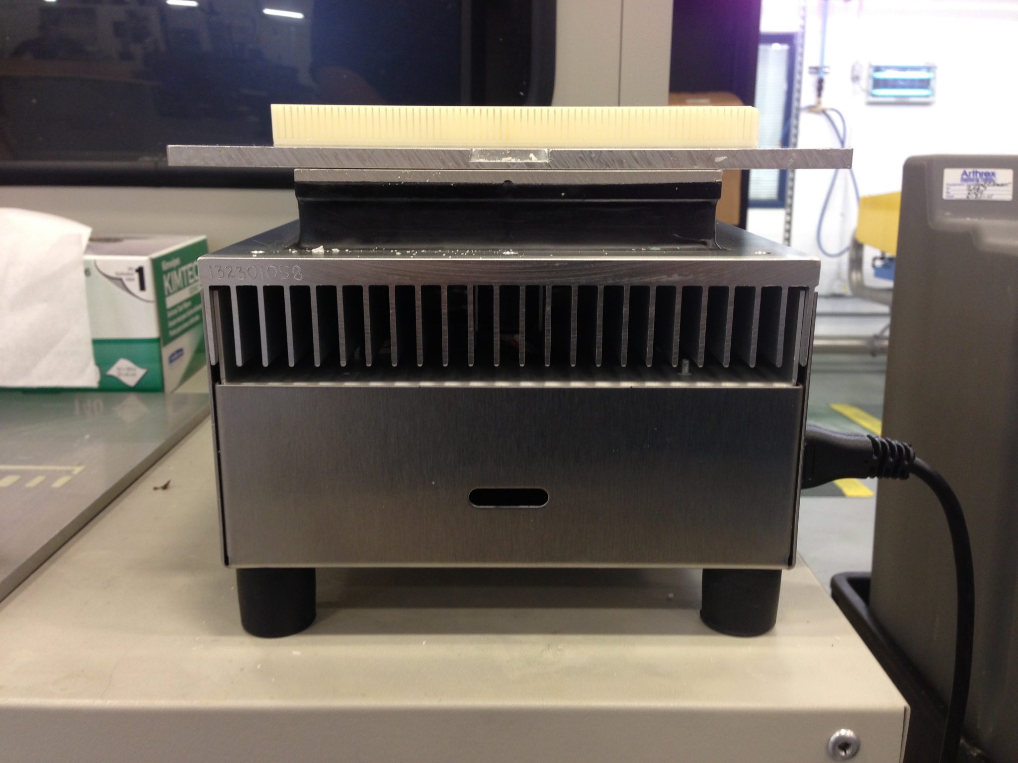 cooling mounting wax application with AHP-1200CP Peltier cold plate